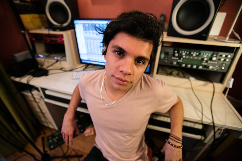 ISRAEL GIL IS AISLES’ NEW SINGER! – Presagio Records